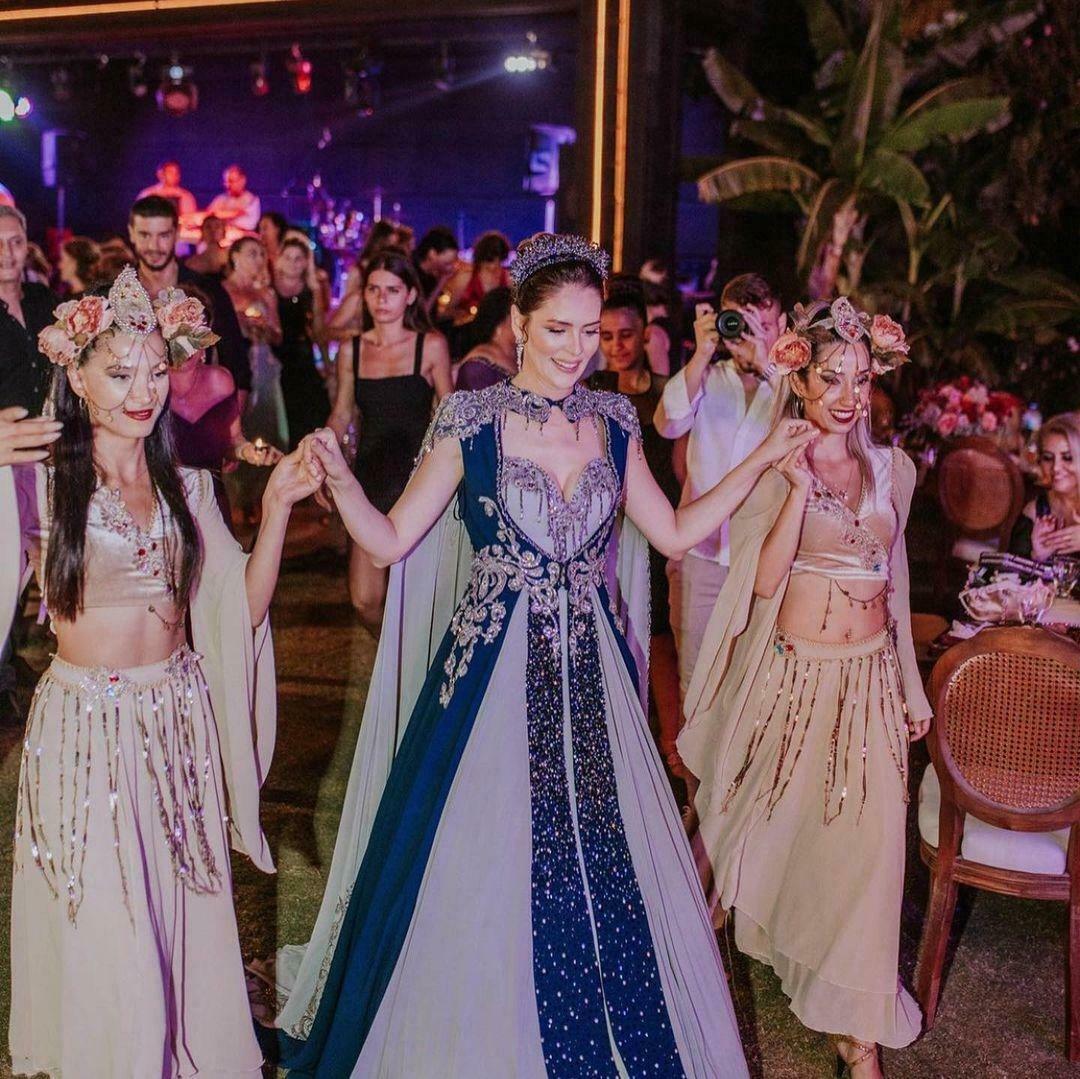 Xınasında 3 libas dəyişdi - FOTO