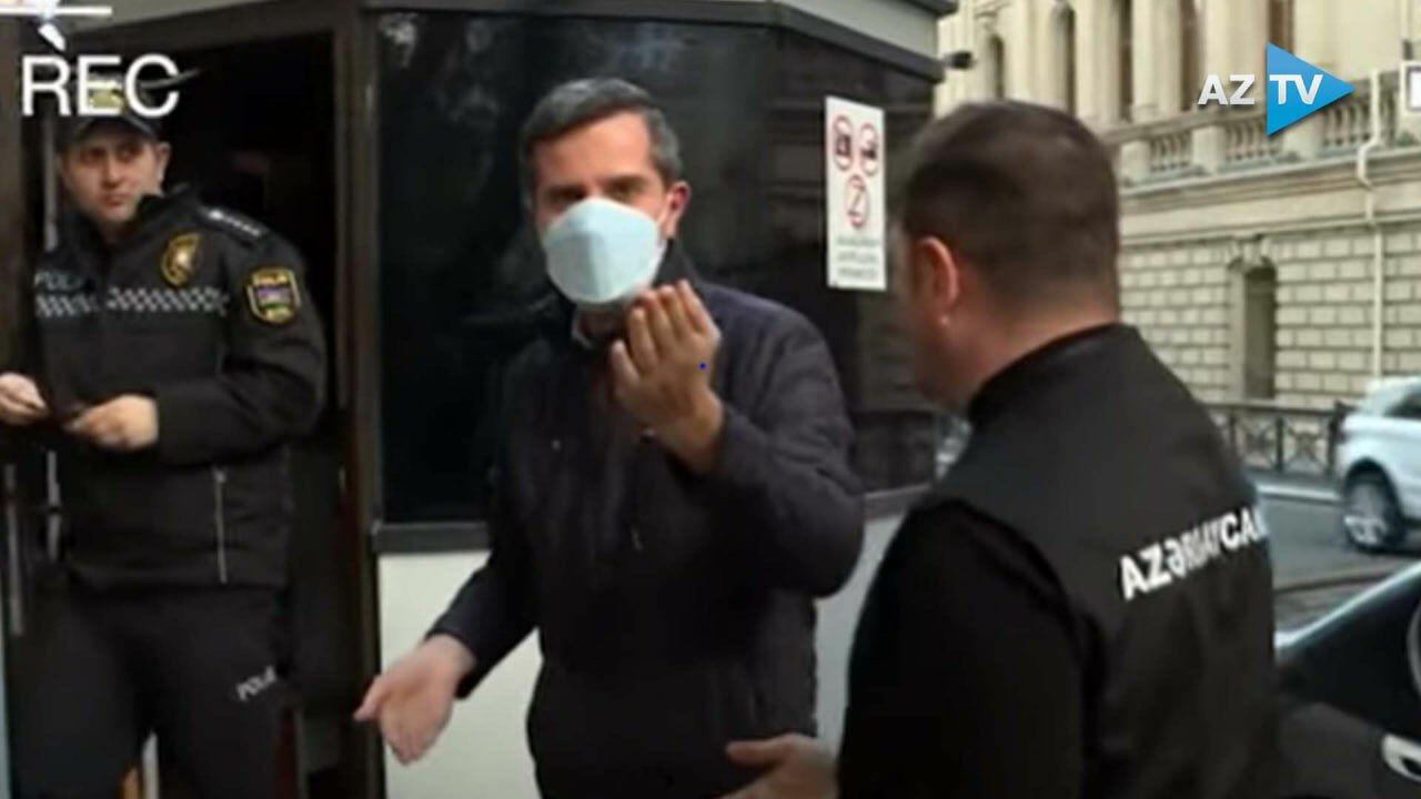 İran səfirliyi qarşısında GƏRGİNLİK: AzTV-nin əməkdaşlarına hücüm ...