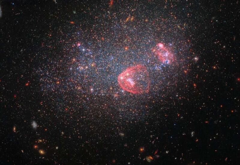 «Хаббл» запечатлел галактику неправильной формы