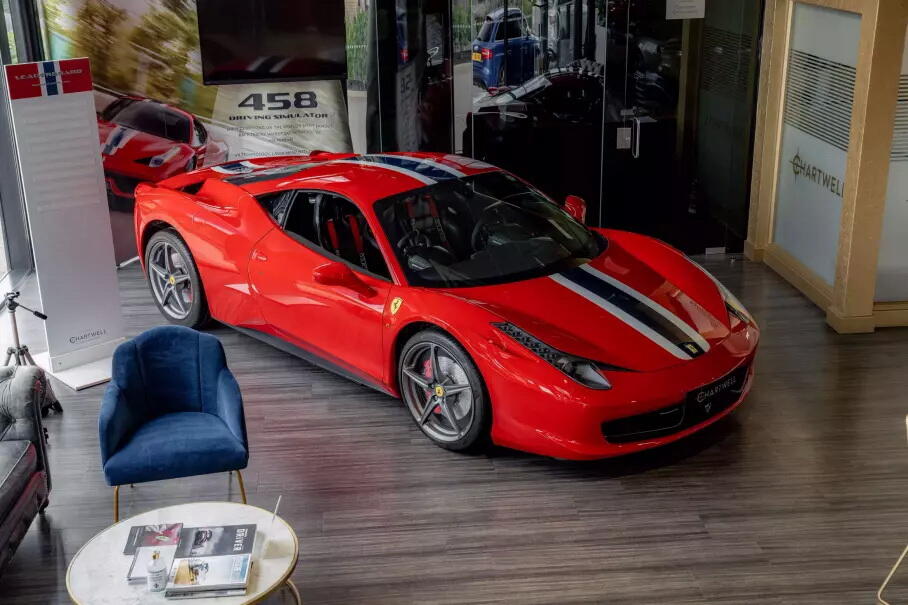 Посмотрите на Ferrari 458 с двумя рулями и без двигателя - ФОТО