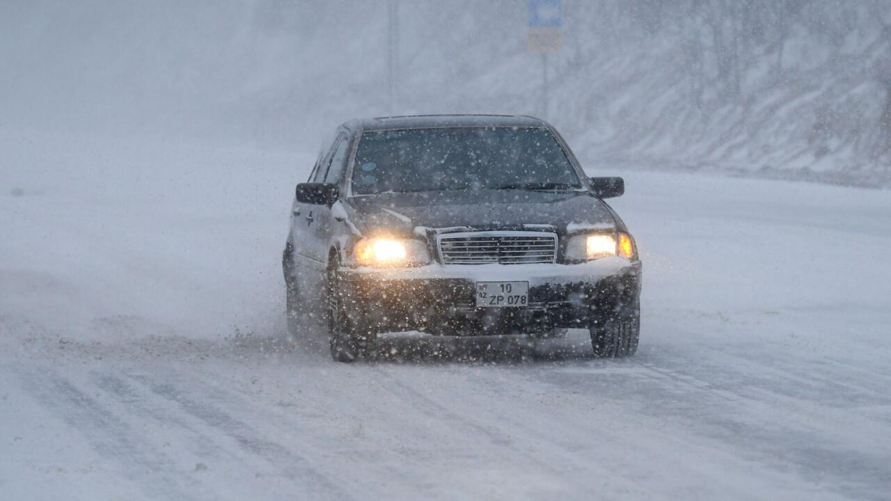 Nəqliyyat vasitəsinin üzərindəki qarlar hərəkətə başlamazdan əvvəl ...